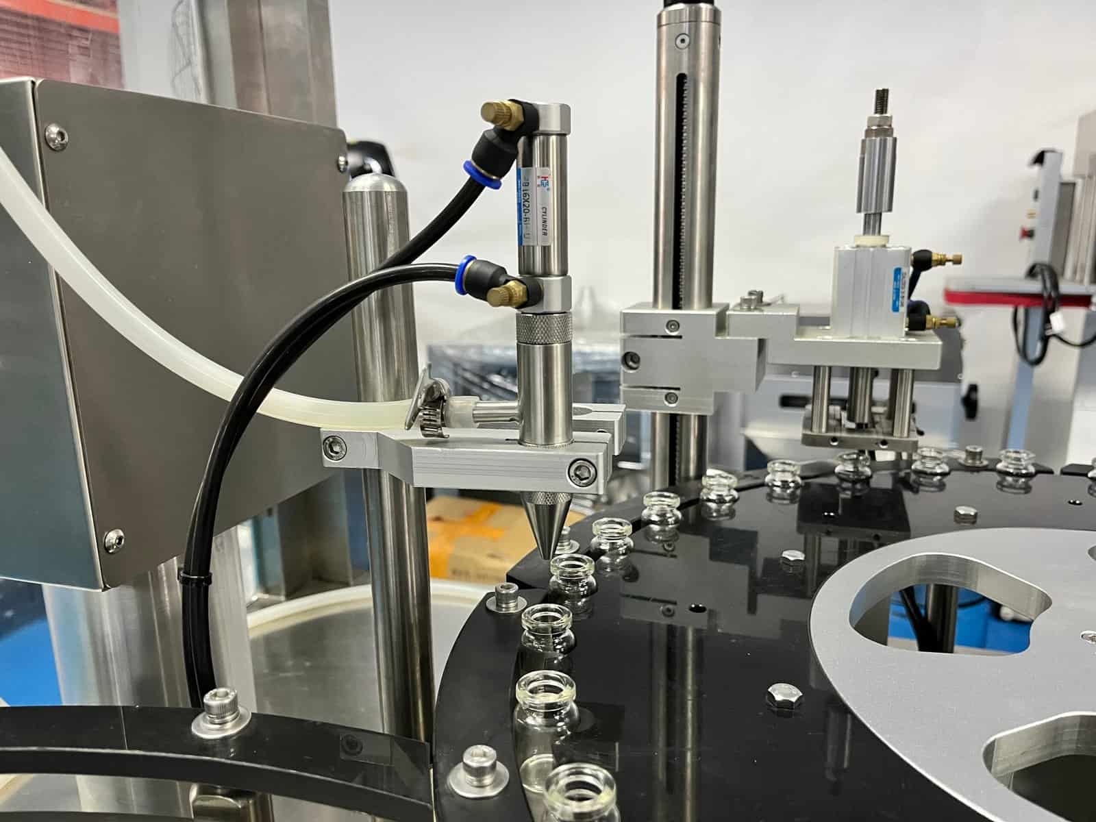 Screw cappers | Filling and capping machine - GrandPack